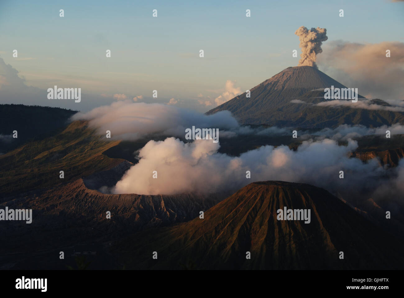 Vulkane hi-res stock photography and images - Alamy