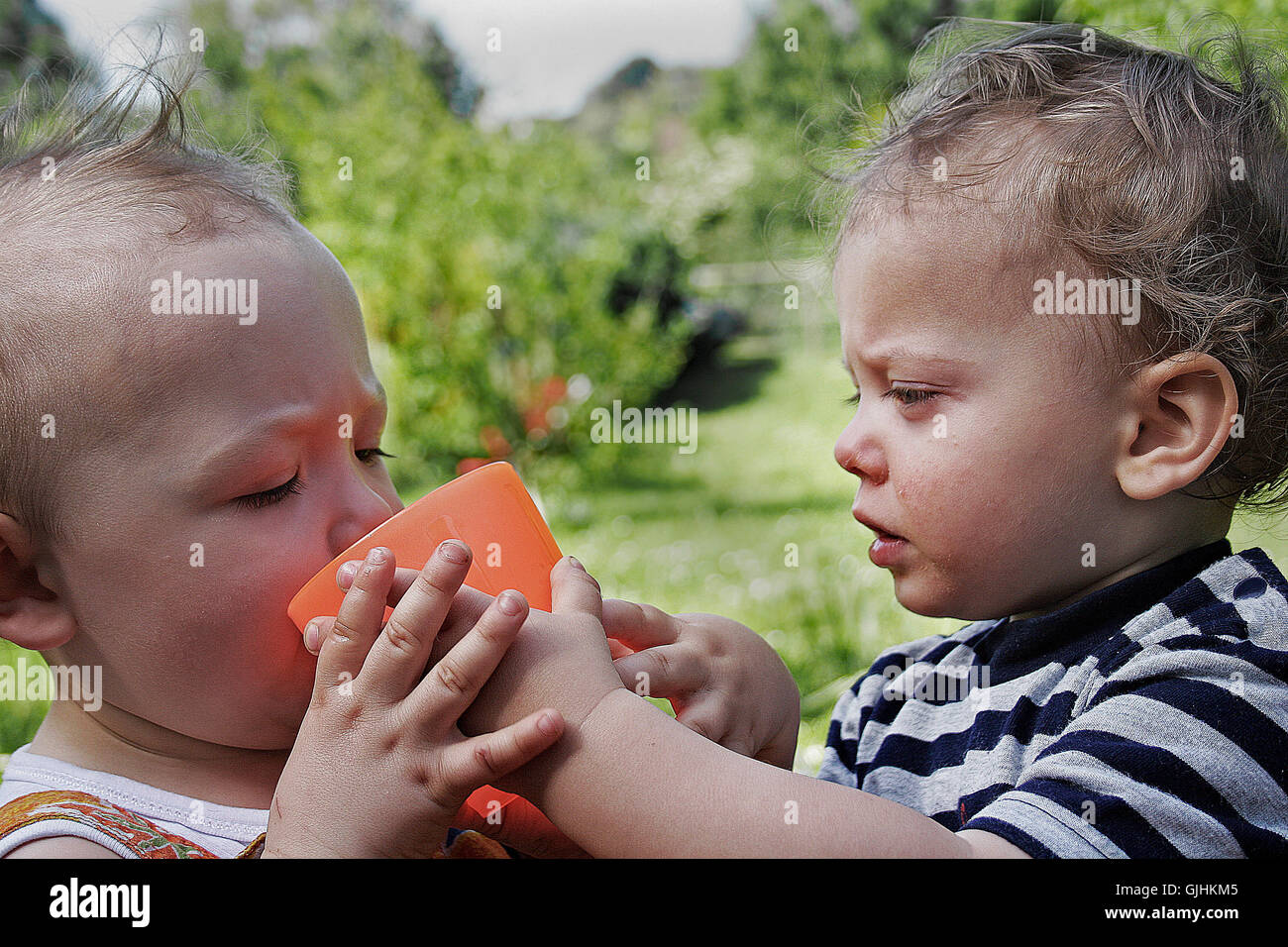 Youngsters help hi-res stock photography and images - Alamy