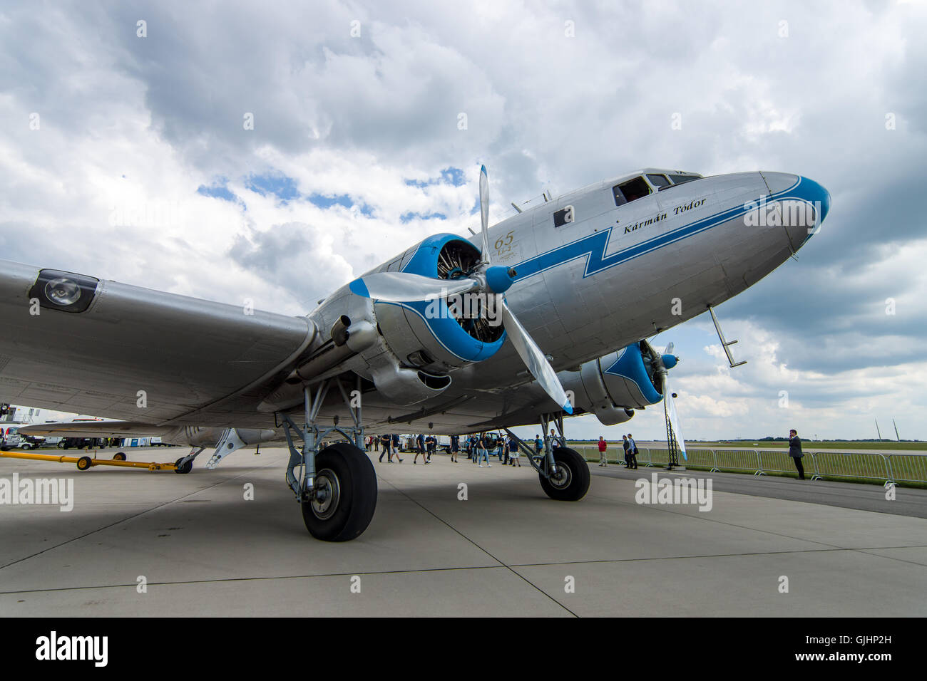 Li 2 aircraft hi-res stock photography and images - Alamy