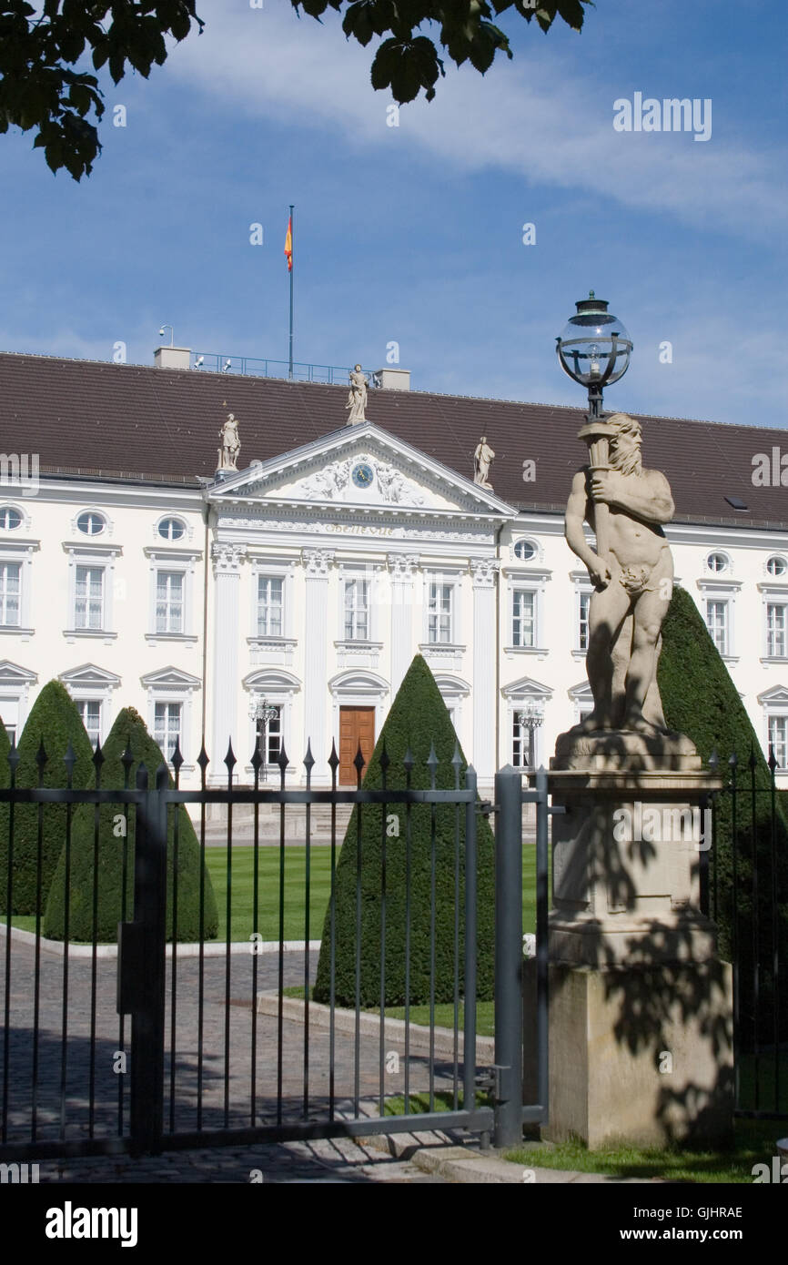 statue wall berlin Stock Photo - Alamy