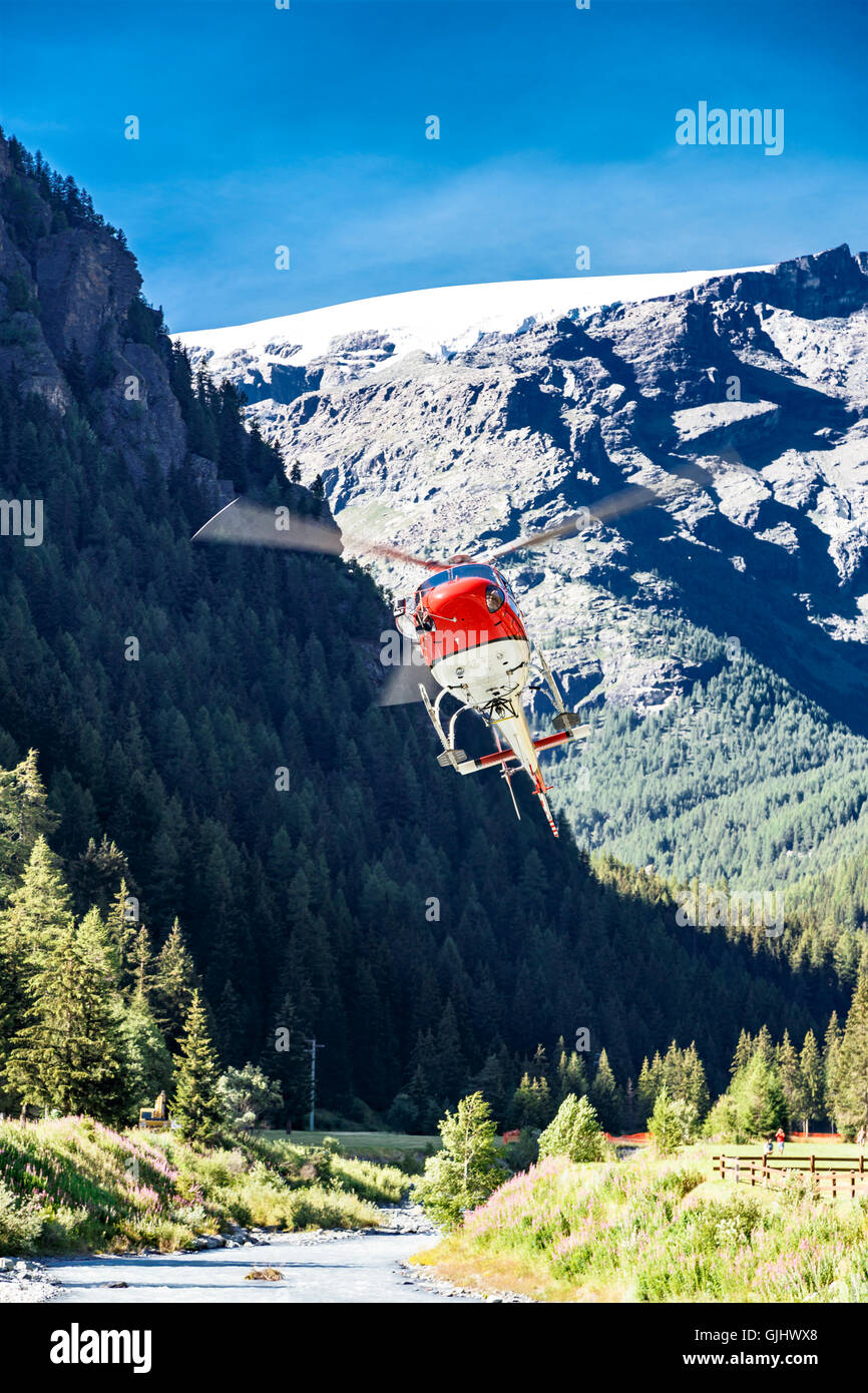 Flying helicopter hi-res stock photography and images - Alamy