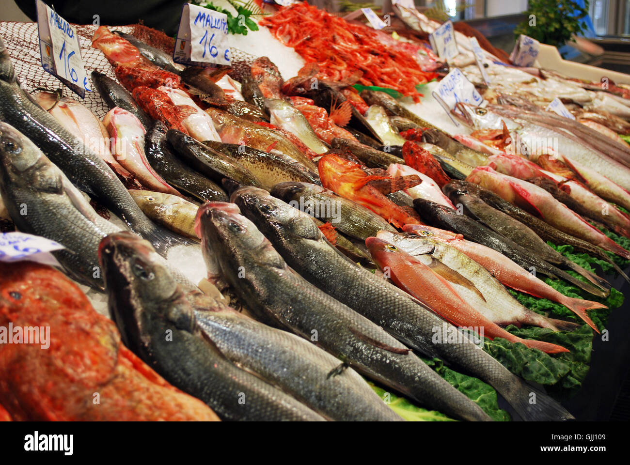 fish-market weekly market marketplace Stock Photo - Alamy