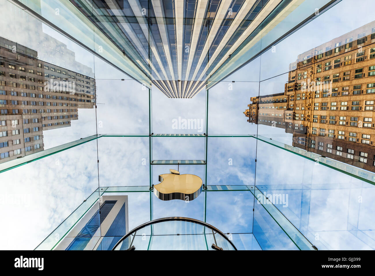 glass cube entrance of an Apple store on 5th Ave, Midtown, Manhattan ...