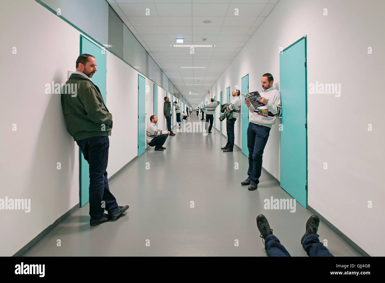 Please wait hi-res stock photography and images - Alamy