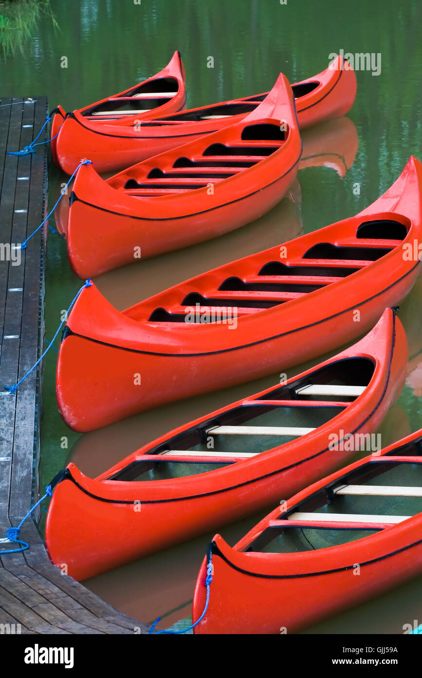 Red canoes hi-res stock photography and images - Alamy