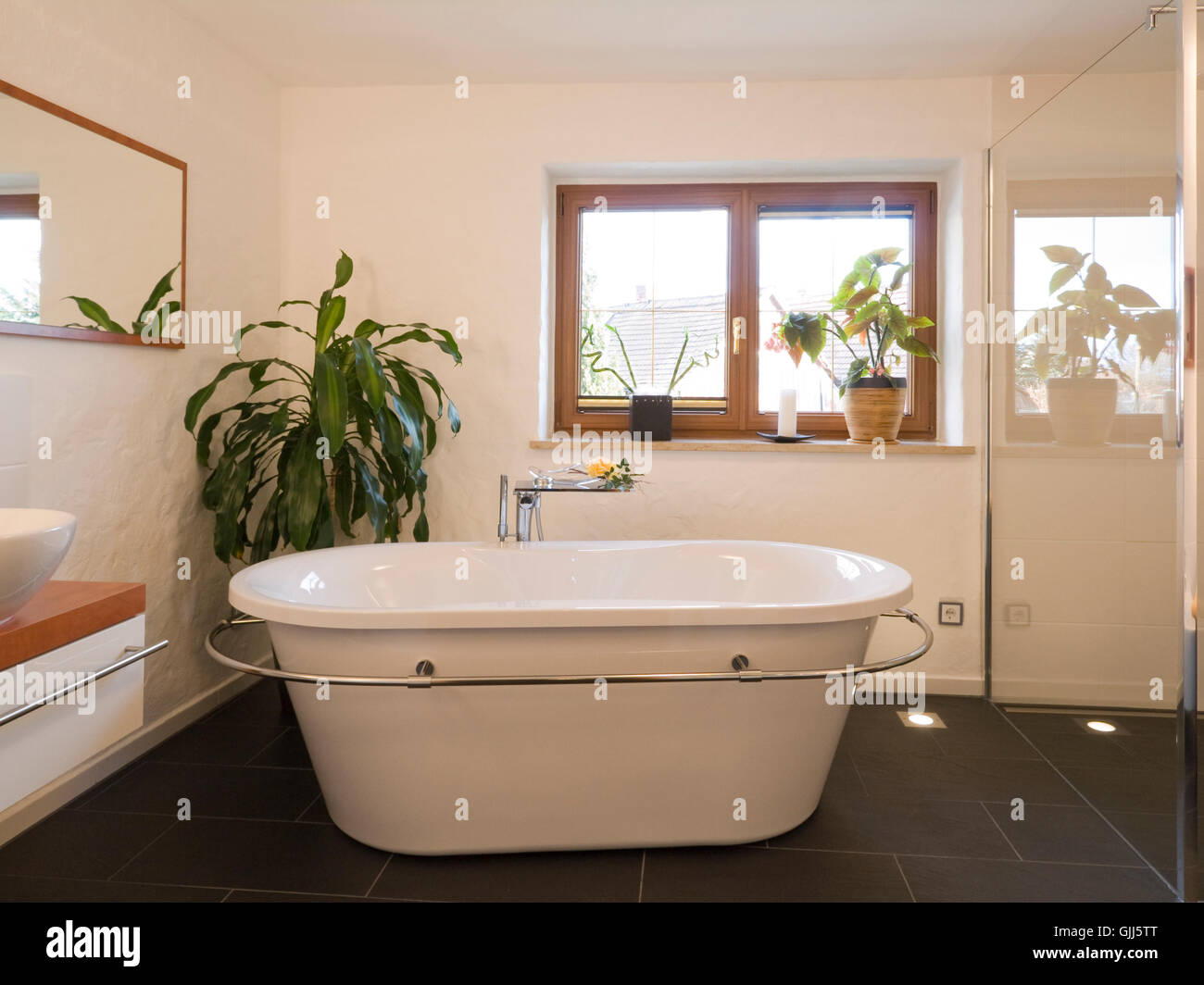 bad modern freestanding tub Stock Photo - Alamy