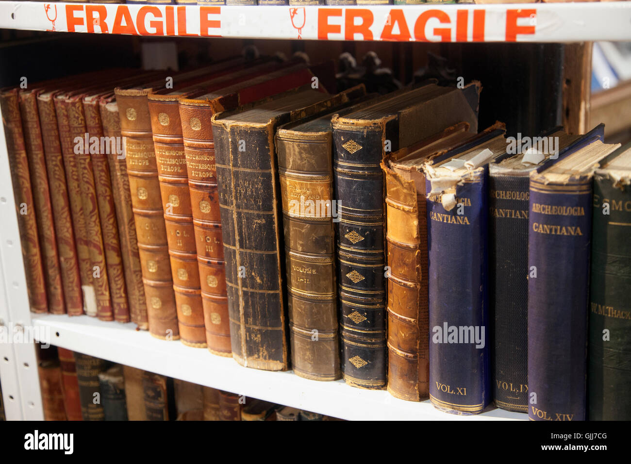 Old books market hi-res stock photography and images - Alamy