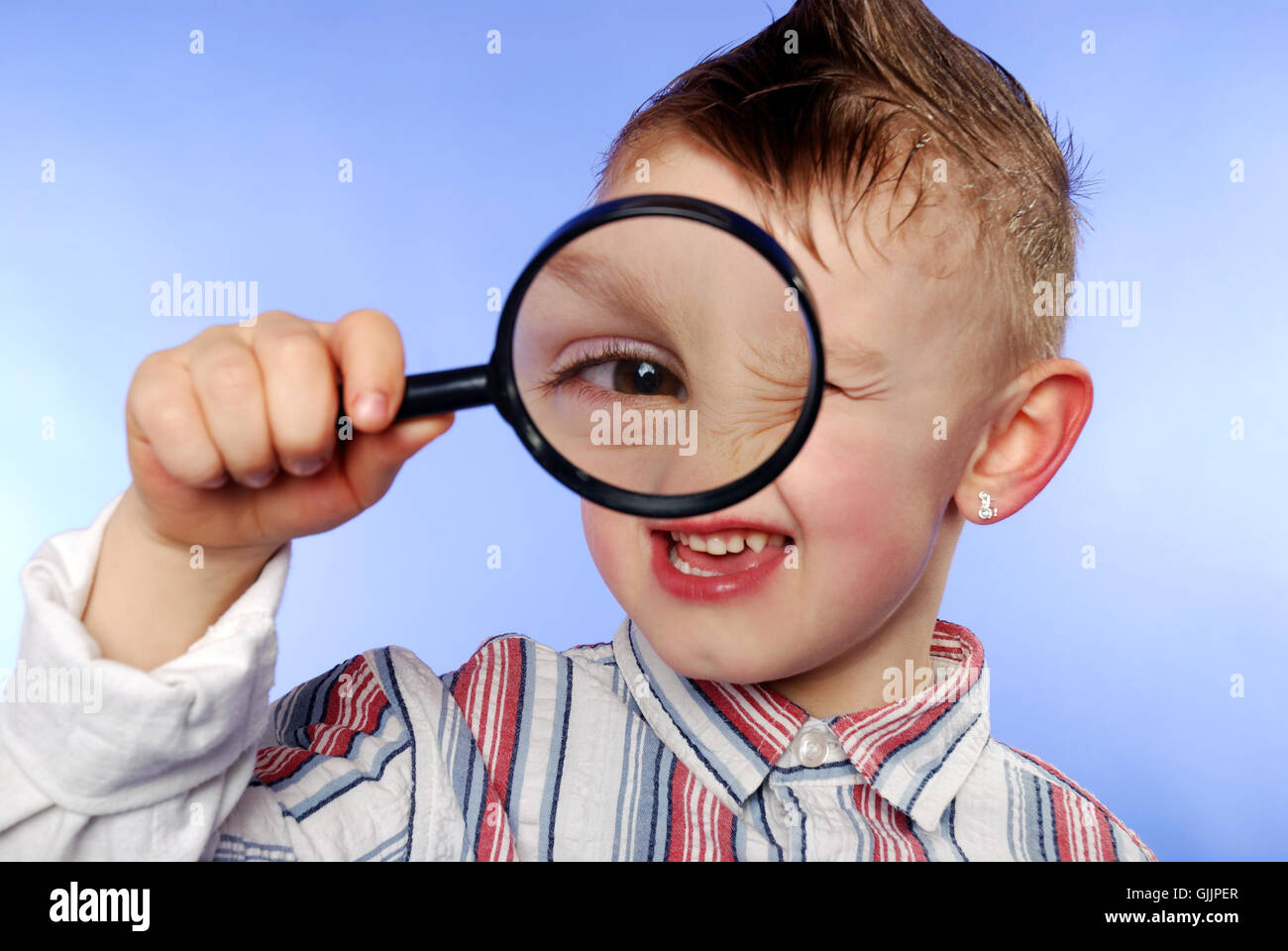 child with magnifying glass Stock Photo - Alamy