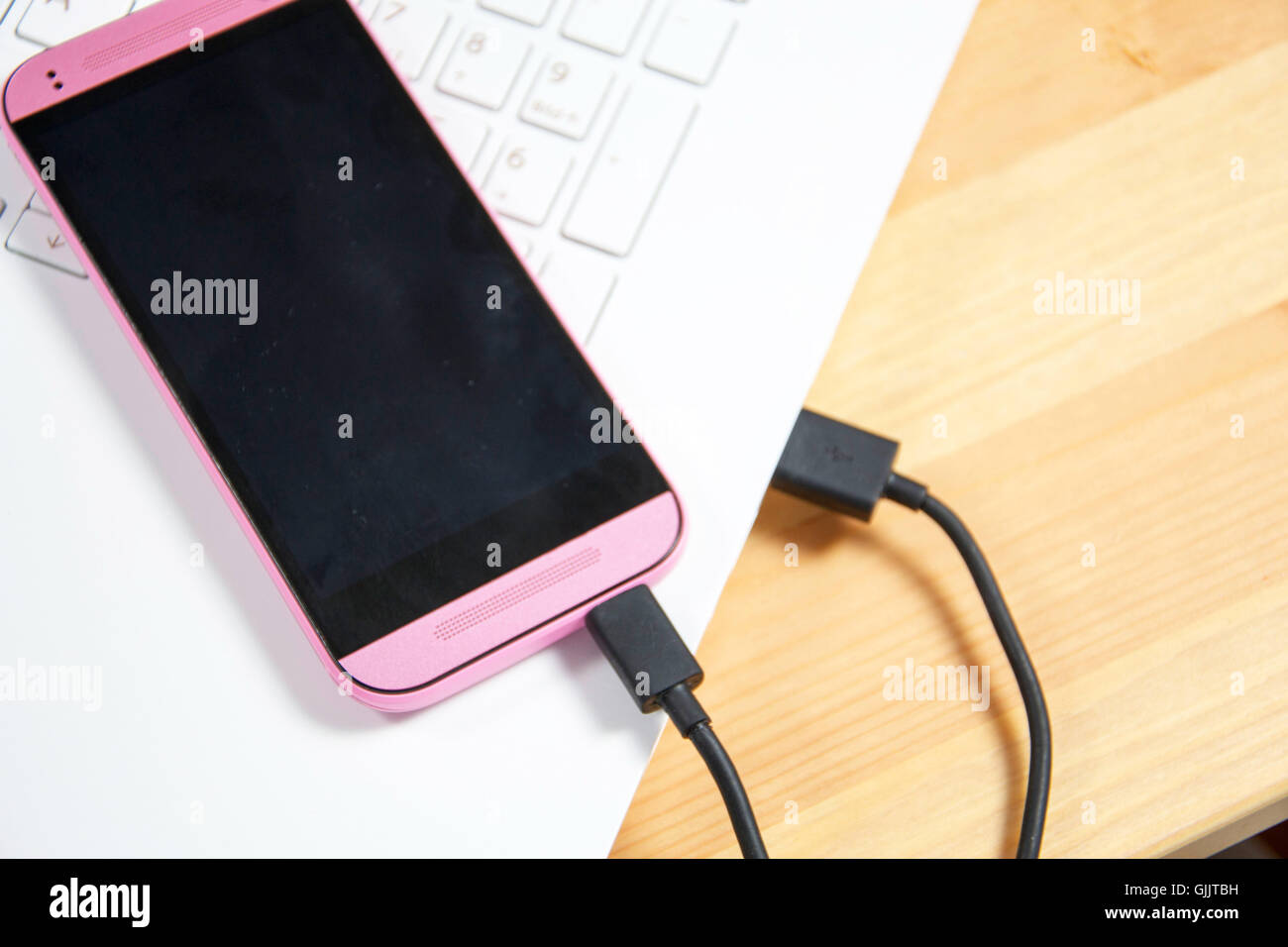 Pink smartphone hi-res stock photography and images - Alamy