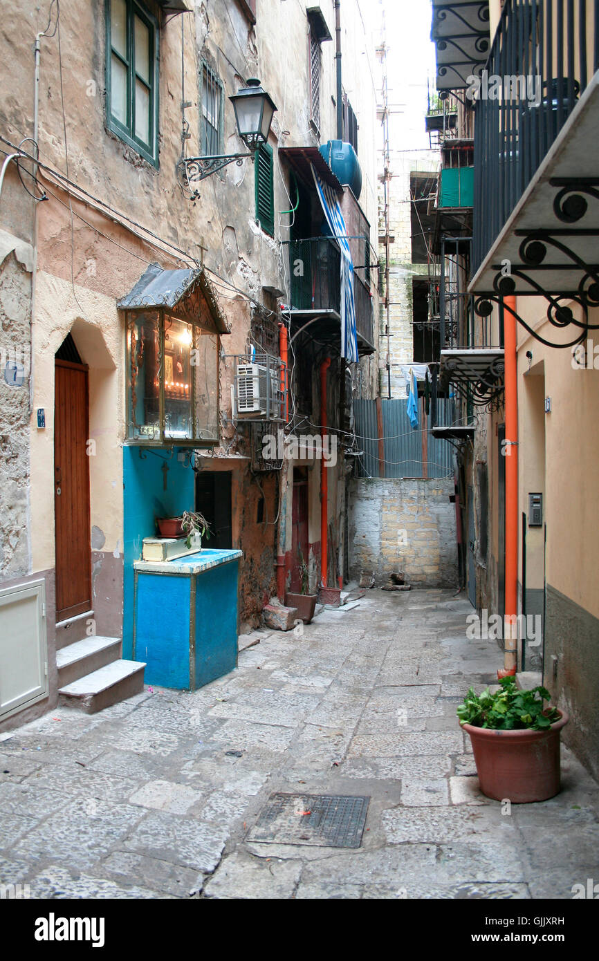 small alley in palermo Stock Photo - Alamy