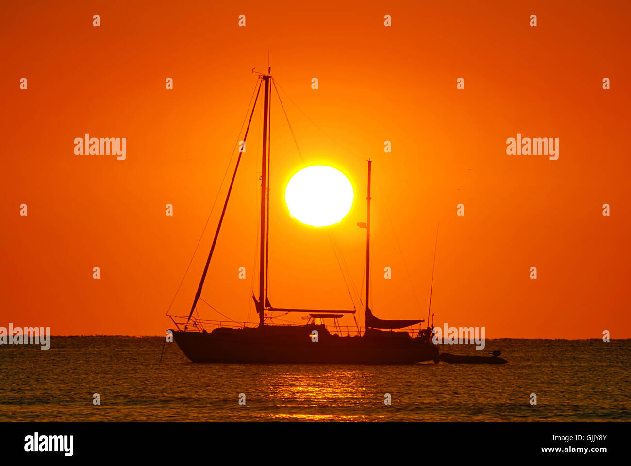 Golden ray ship hi-res stock photography and images - Alamy