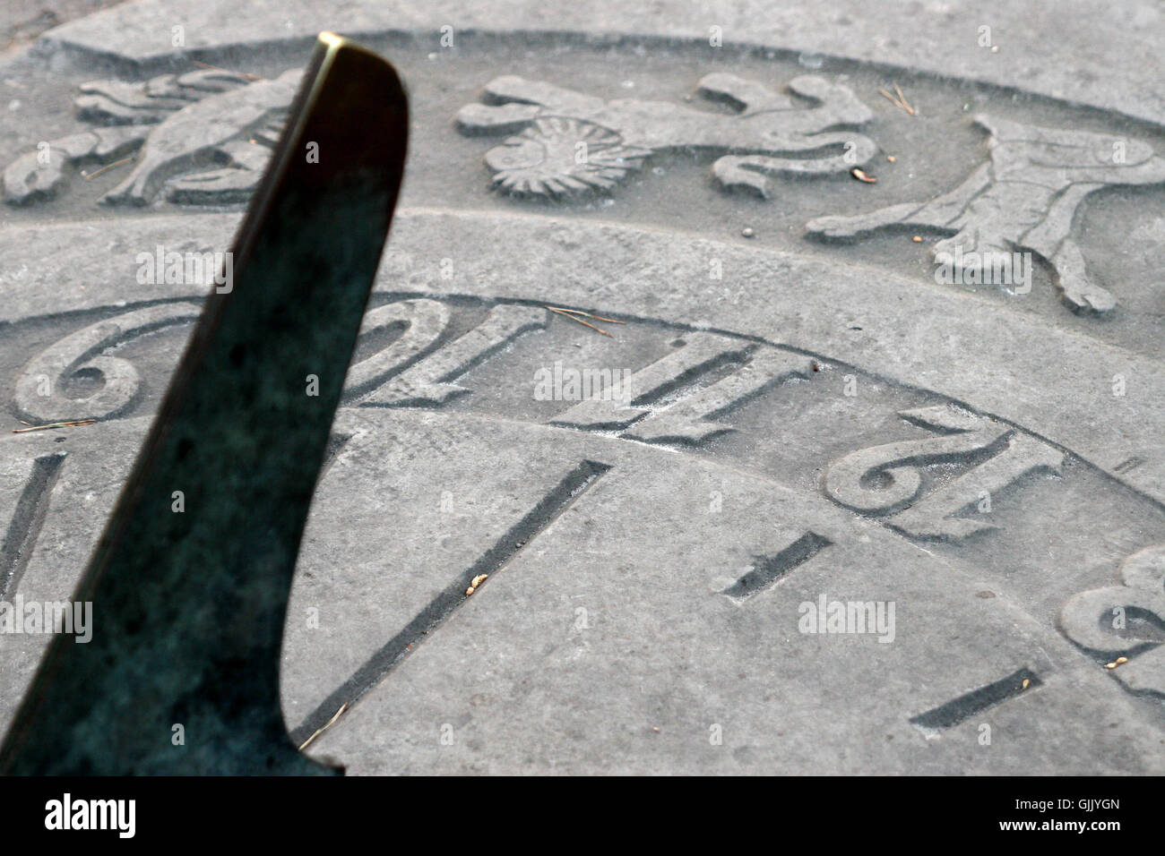 Sun dial clock hi-res stock photography and images - Alamy