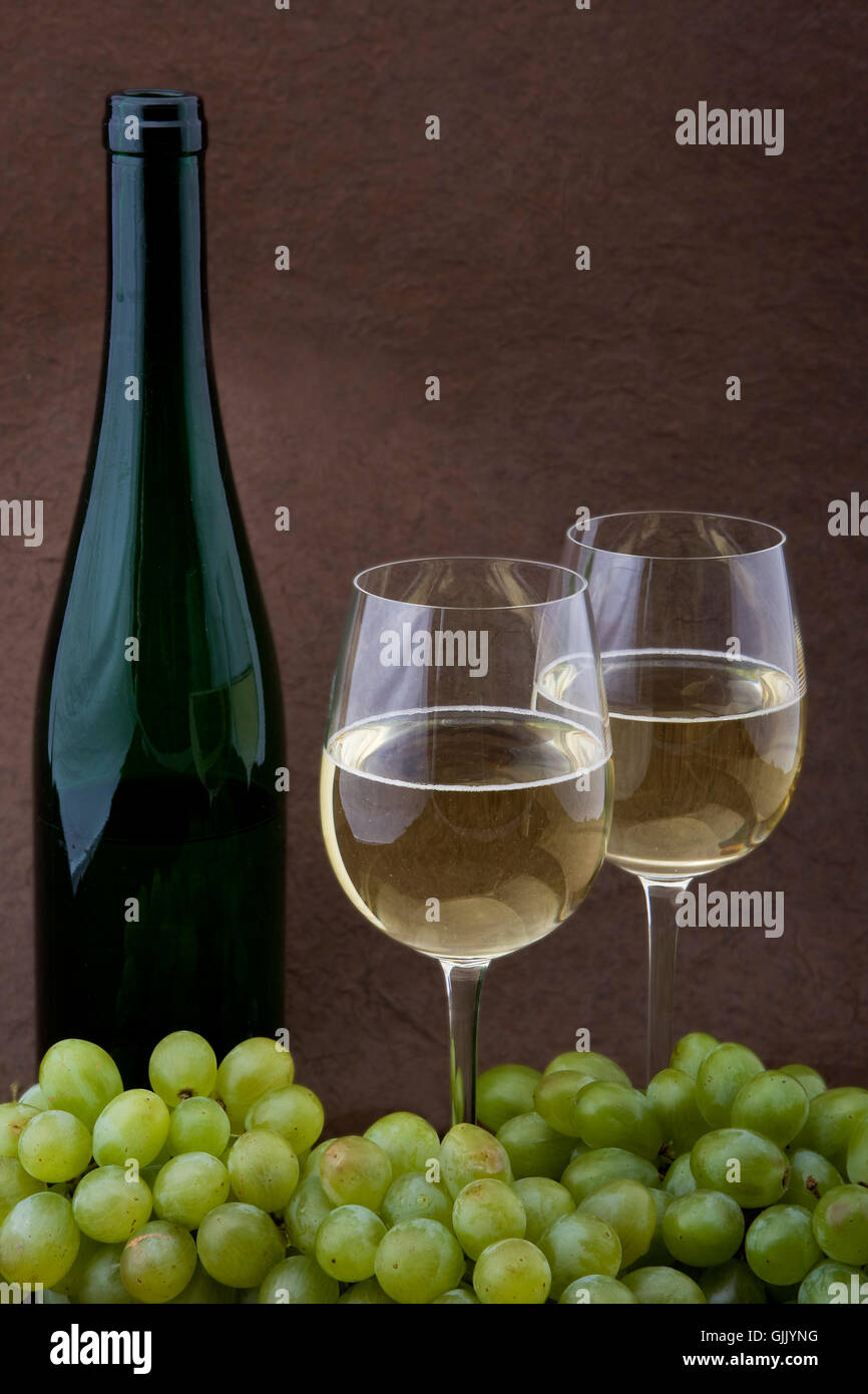 wine glasses grapes Stock Photo - Alamy