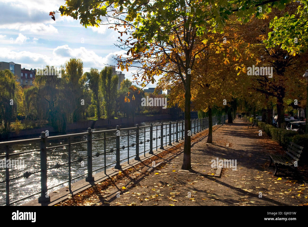 Riverside path hi-res stock photography and images - Alamy
