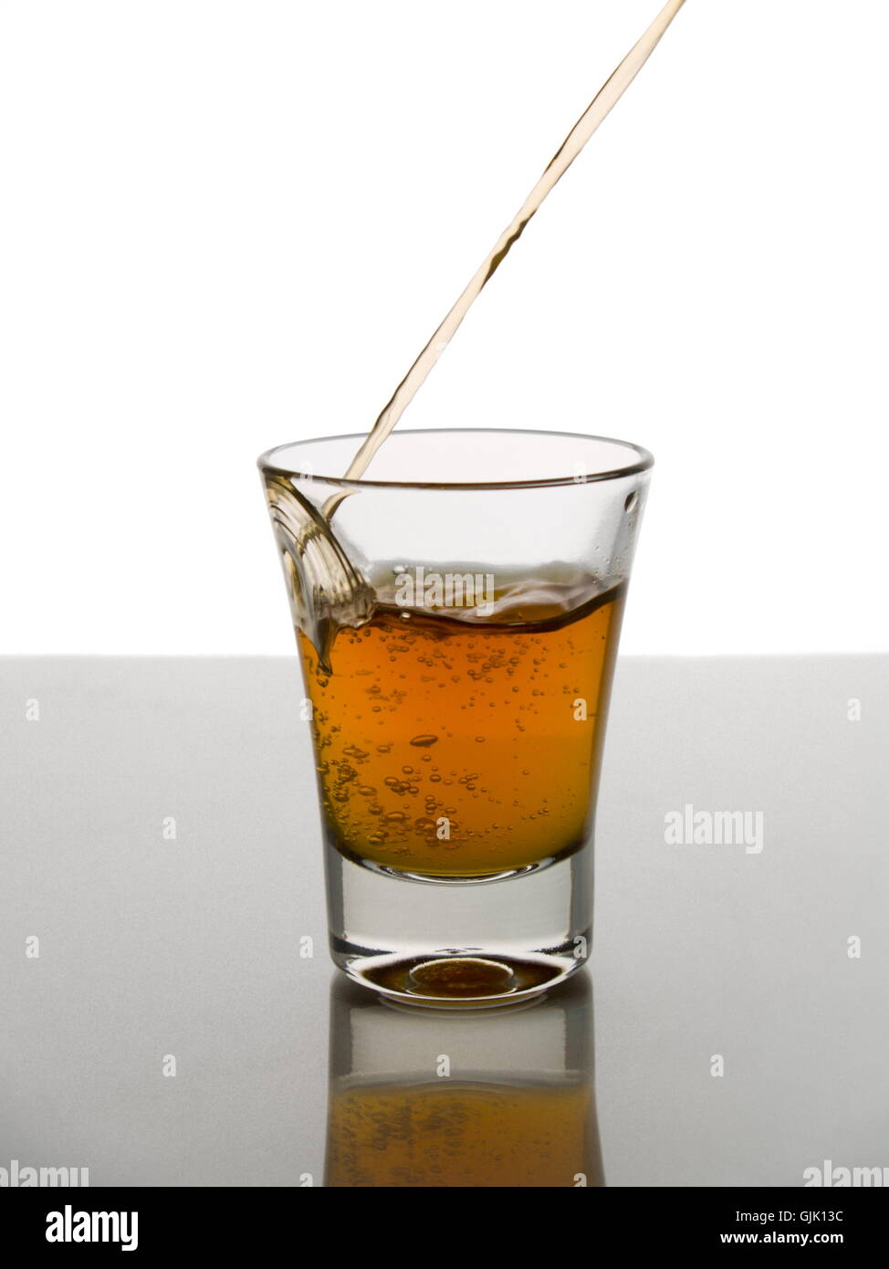 Pour whisky hi-res stock photography and images - Alamy