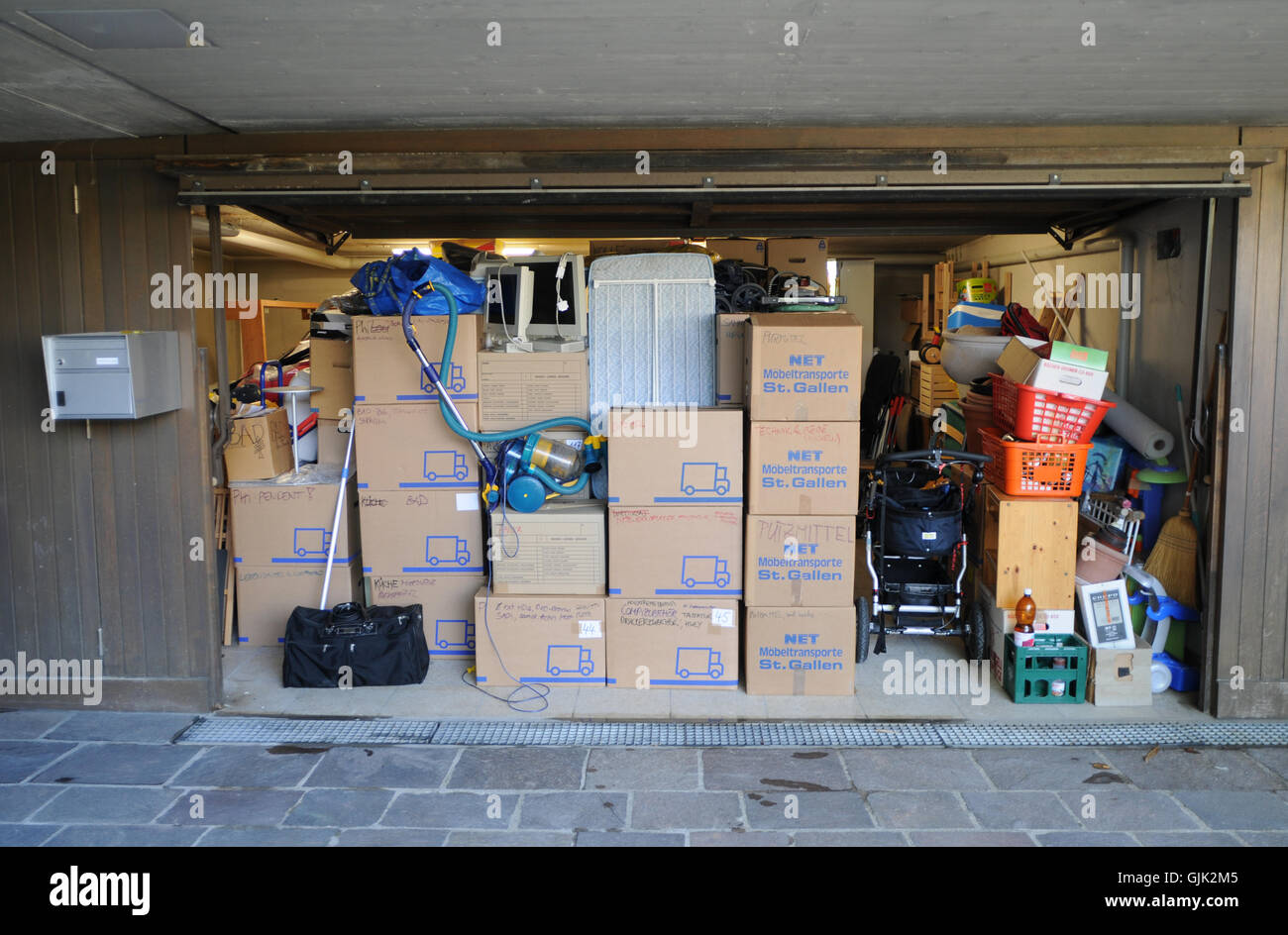 household garage to move in Stock Photo - Alamy