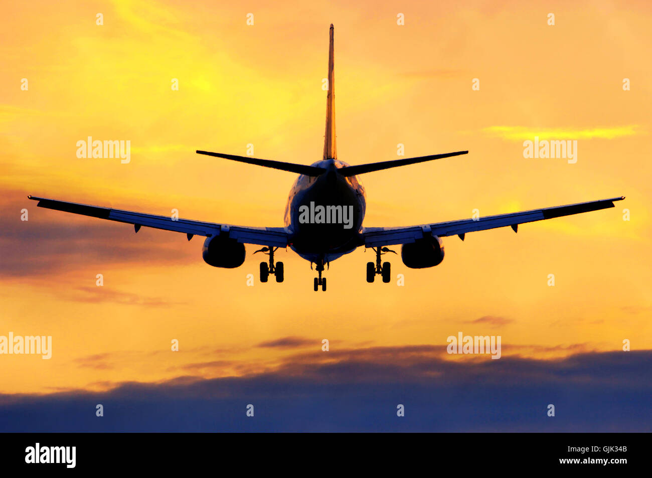 Aeroplane landing sunset hi-res stock photography and images - Alamy