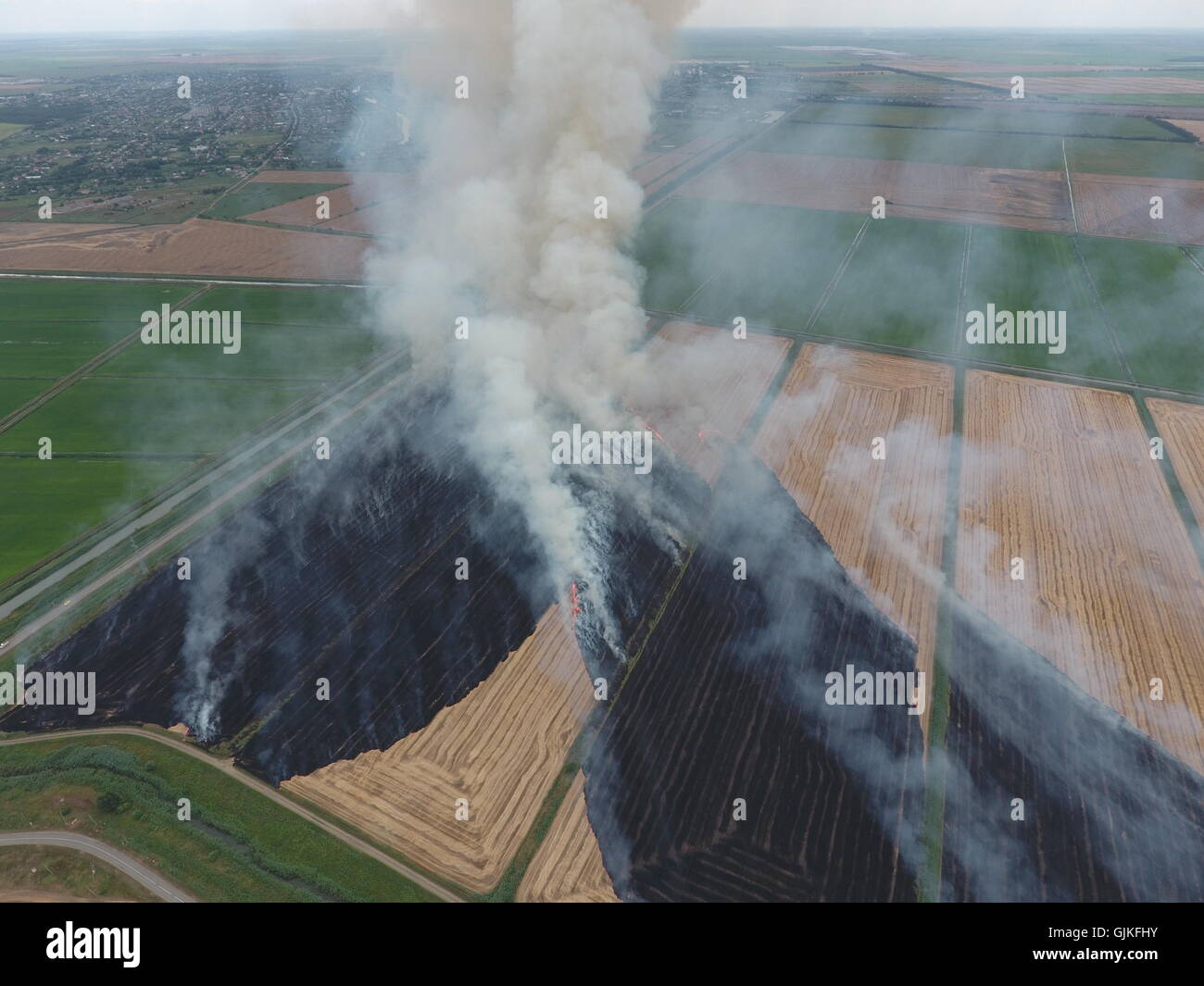 Fire in field after wheat hi-res stock photography and images - Alamy