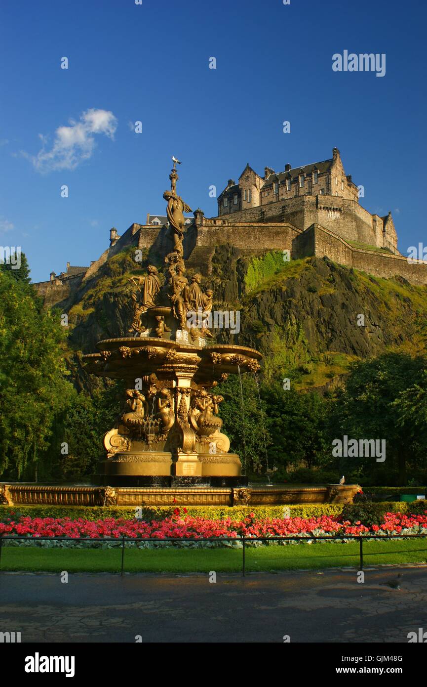 Statue tree hi-res stock photography and images - Alamy