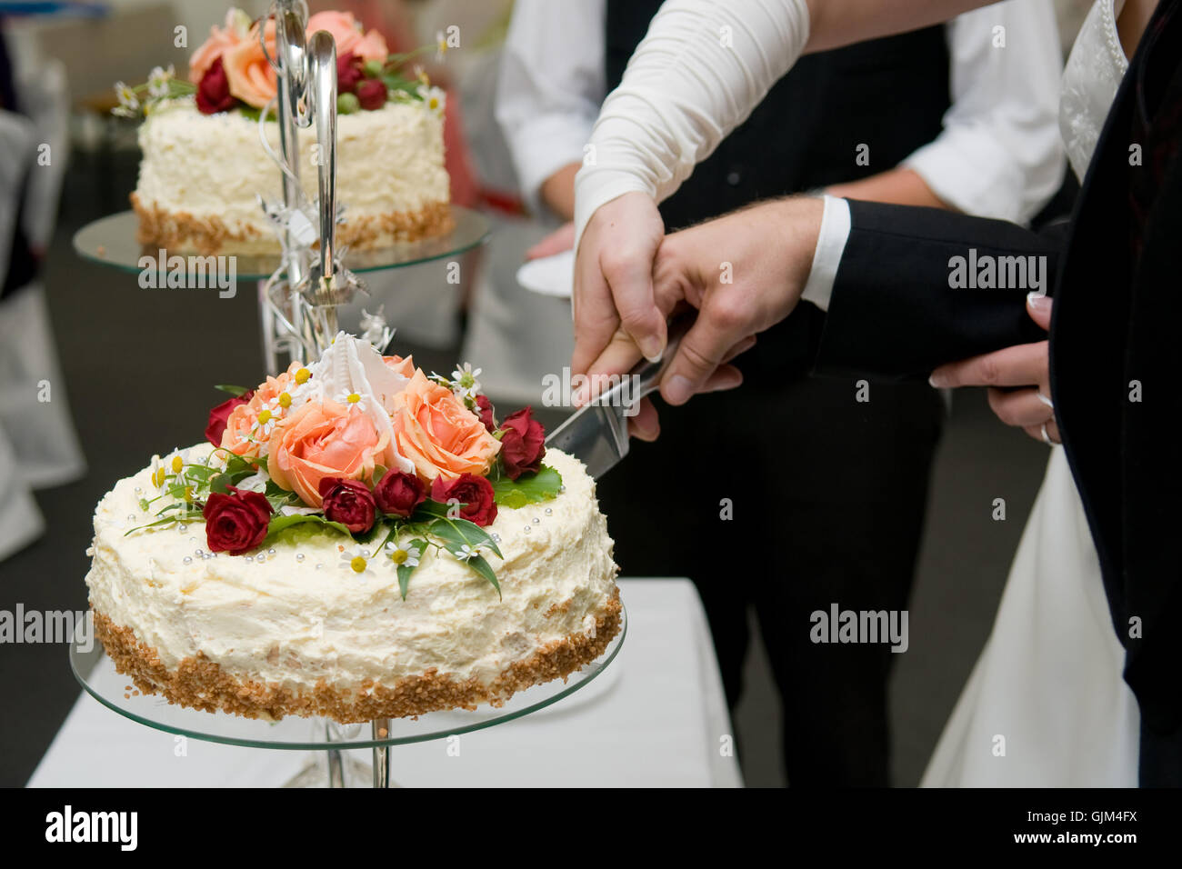 Weeding couple cake hi-res stock photography and images - Alamy