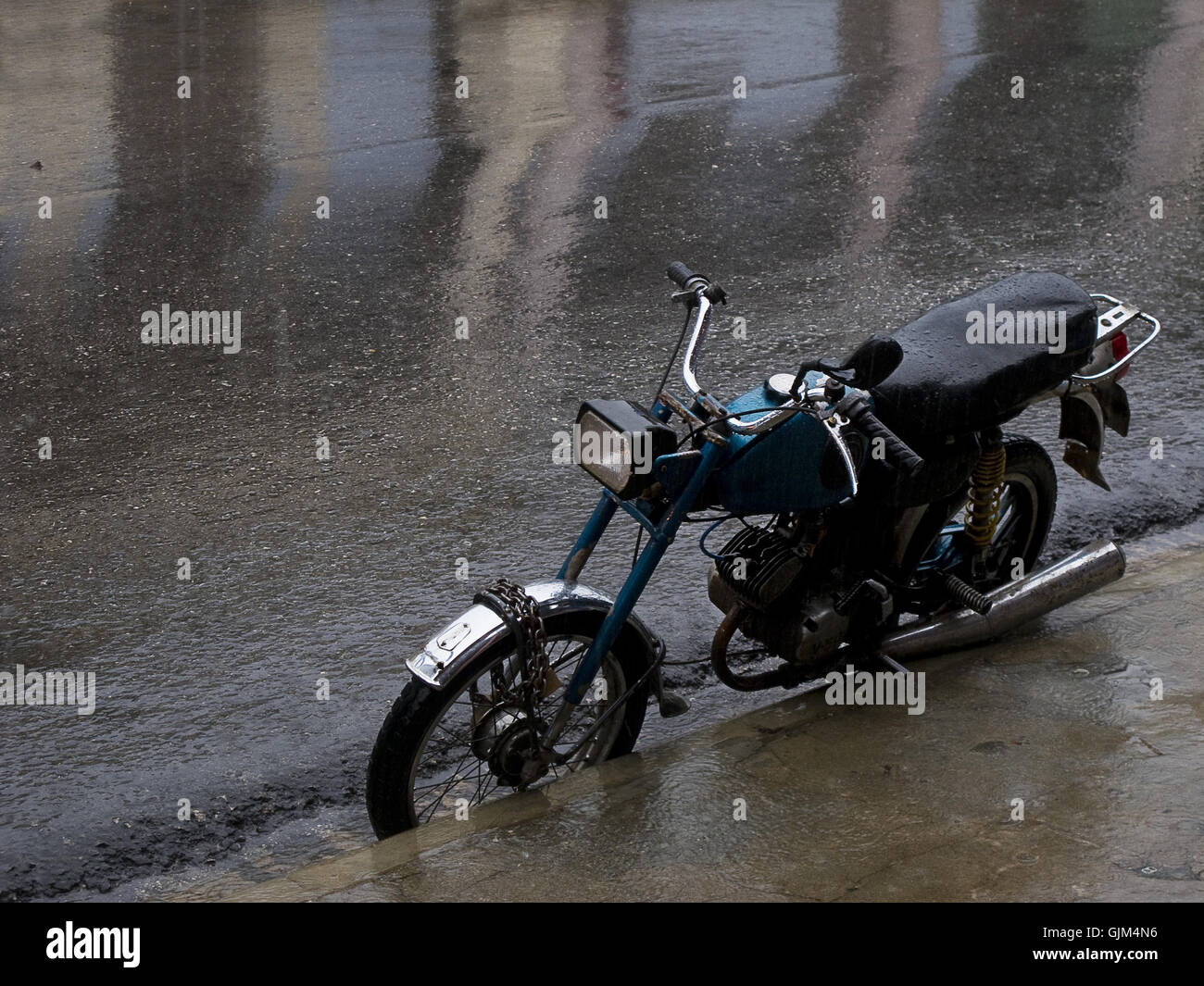Lock motocycle in the rain Stock Photo - Alamy