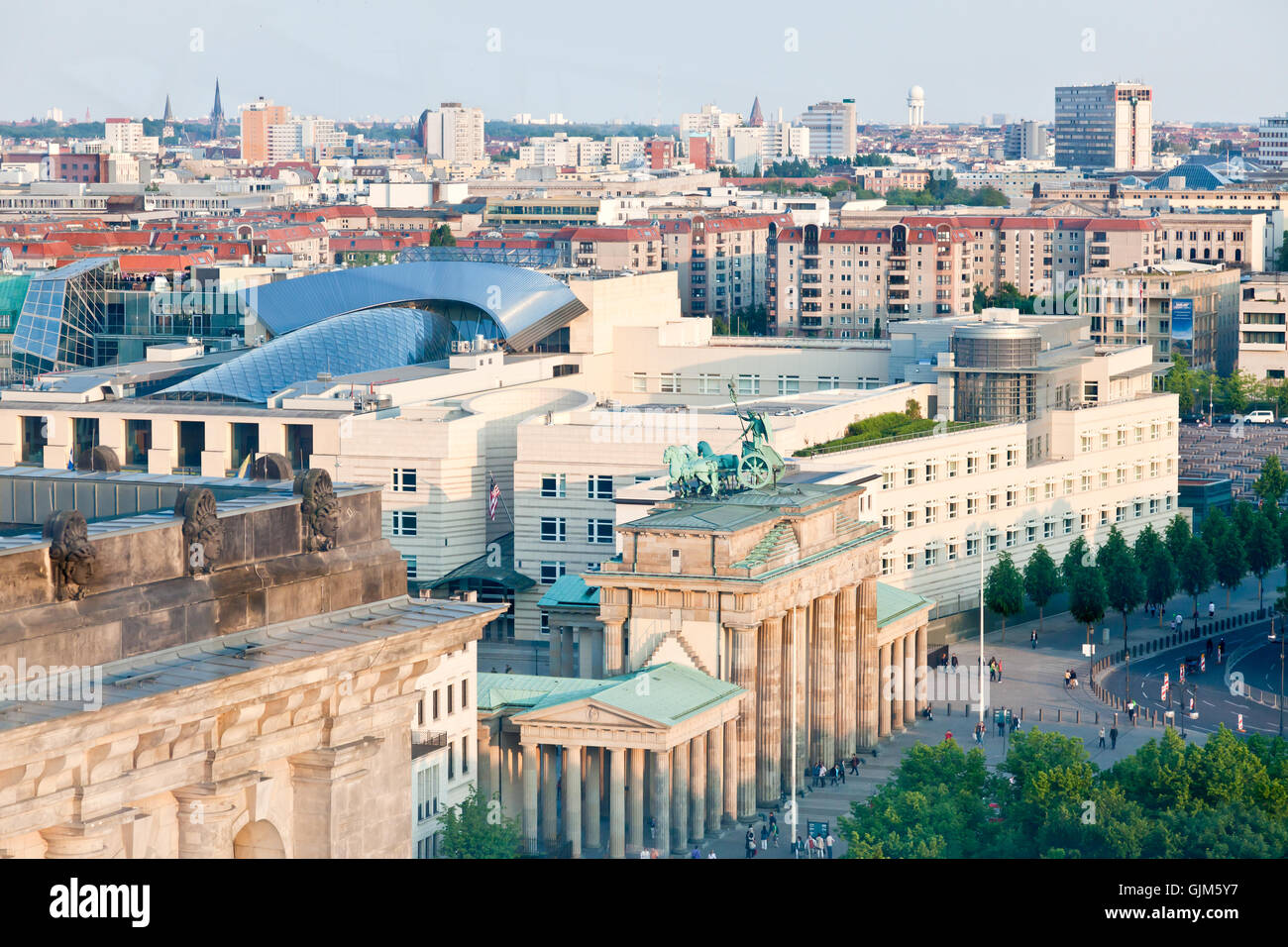 Brandenburg gate unter den linden in in front sign hi-res stock ...