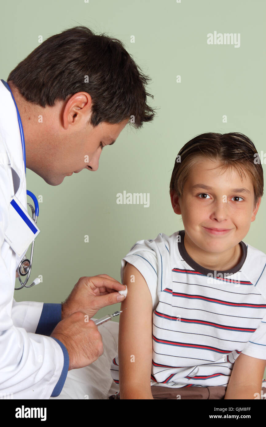 Doctor injecting child vaccine Stock Photo - Alamy