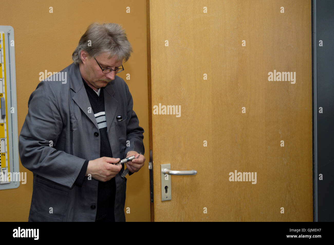 wait waiting adjust Stock Photo - Alamy