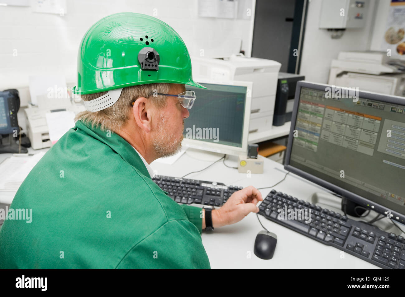 Computer techniker hi-res stock photography and images - Alamy