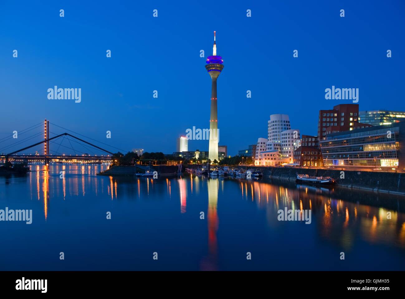 Blaue skyline hi-res stock photography and images - Alamy