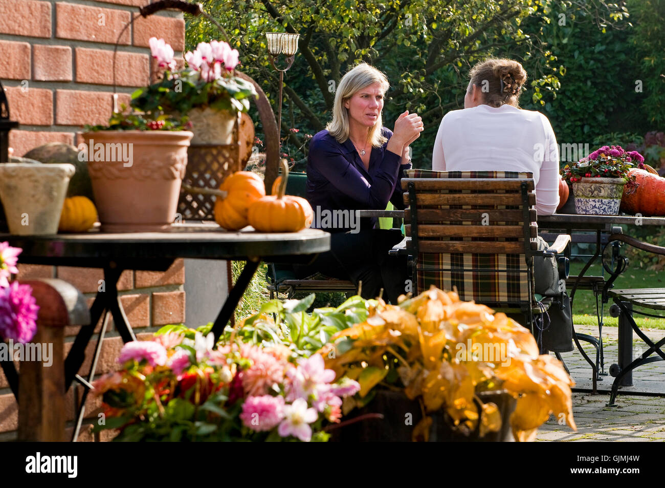 woman conversation garden Stock Photo - Alamy
