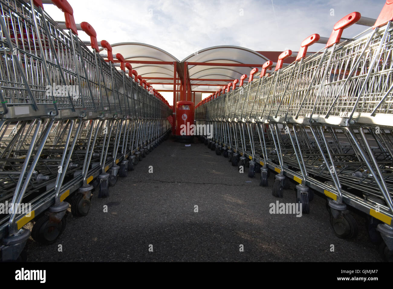 supermarket trolley cart Stock Photo - Alamy