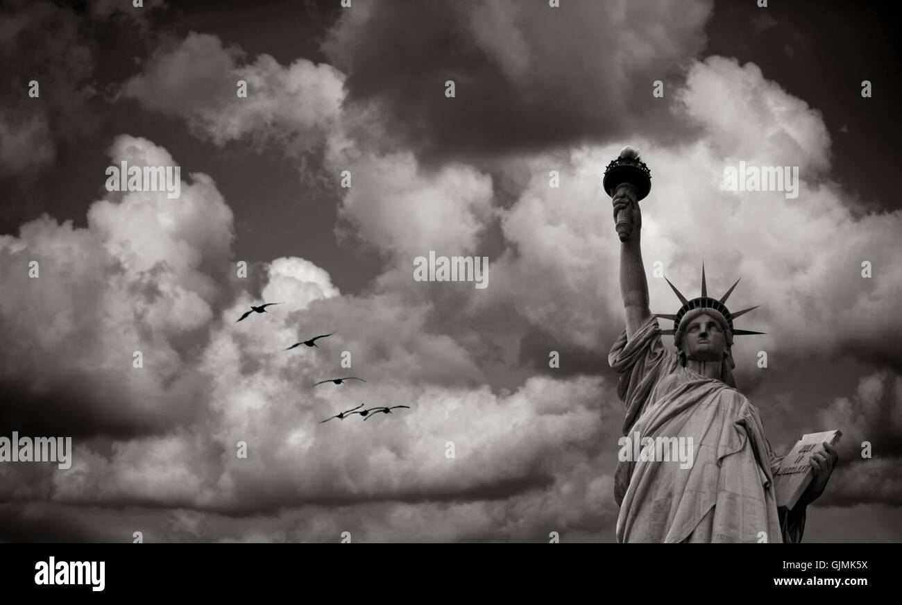 Statue of bird hi-res stock photography and images - Alamy