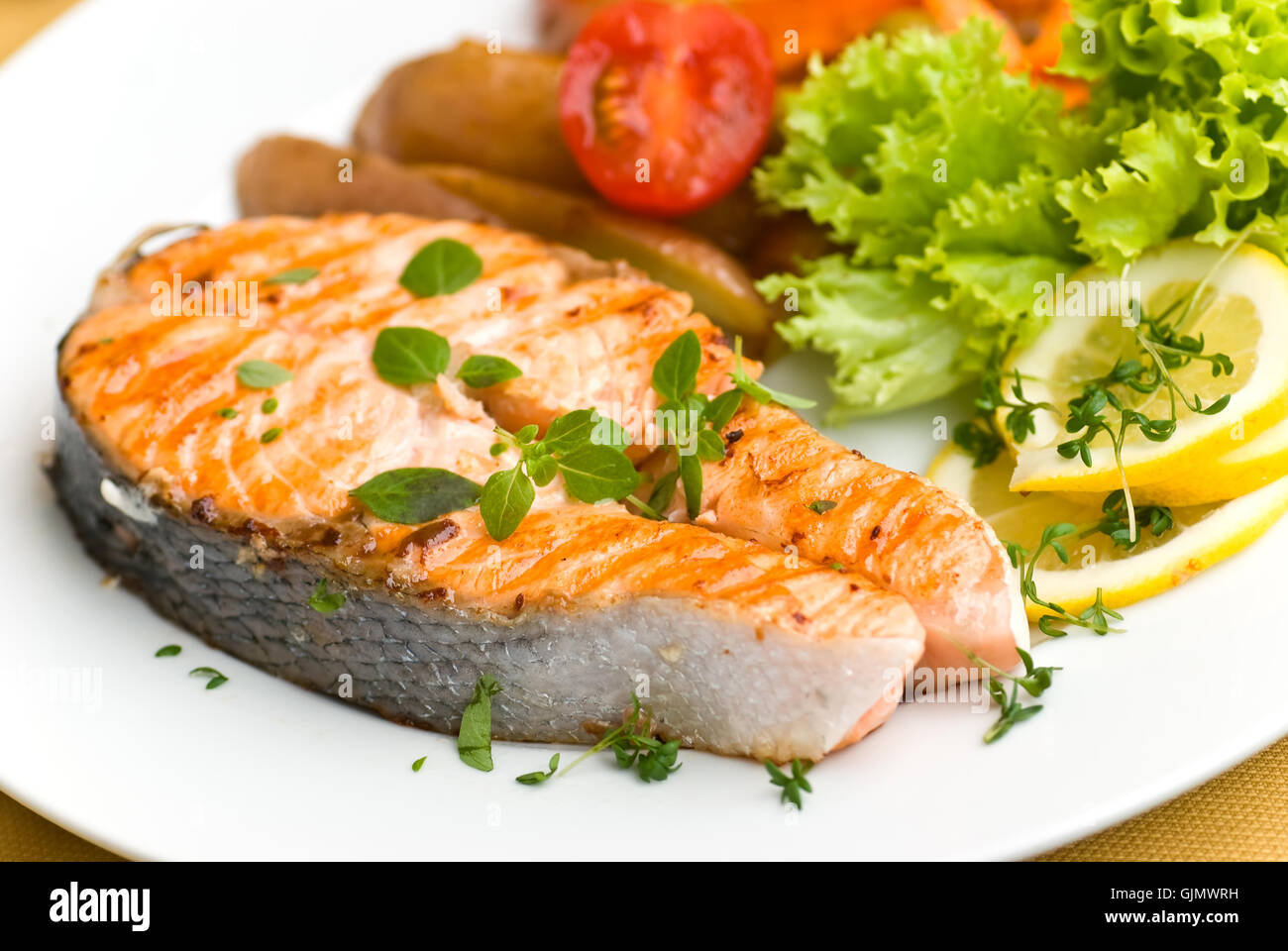 fish plate grilled Stock Photo - Alamy