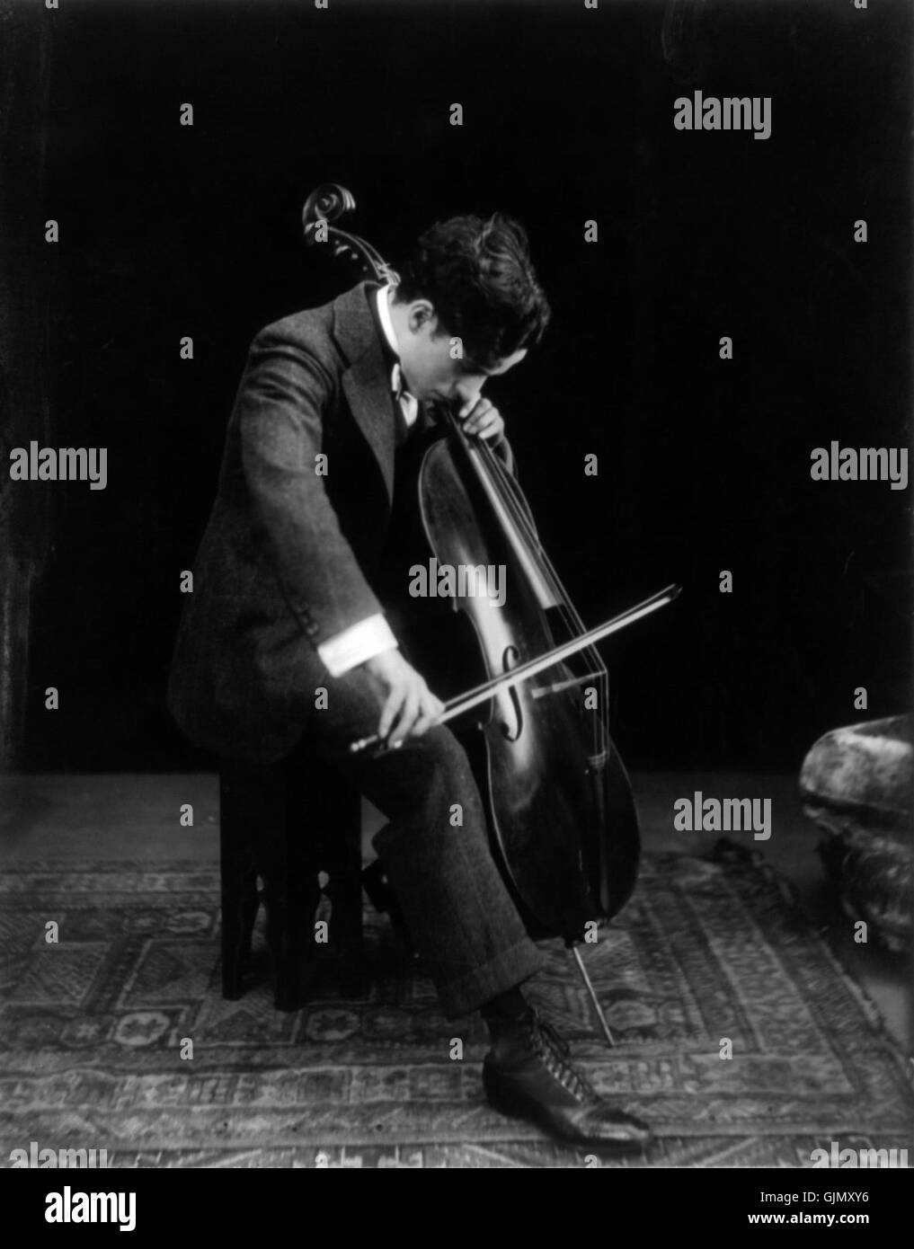 Charlie chaplin 1915 hi-res stock photography and images - Alamy