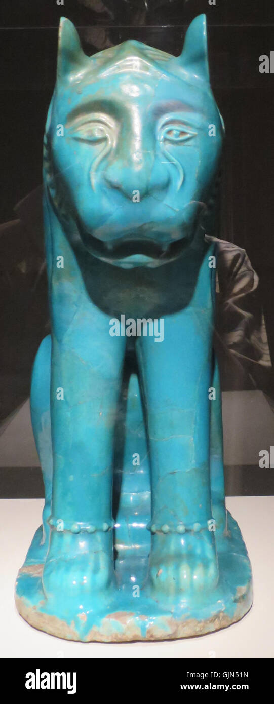 Seated lion hi-res stock photography and images - Alamy