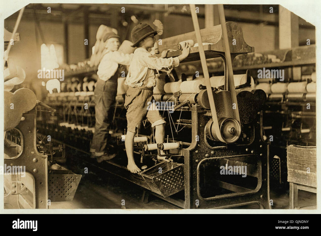 Children working in factories 1900s hi-res stock photography and images ...