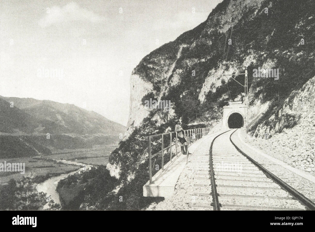 The image shows the Martinswandtunnel on the Mittenwaldbahn railway ...