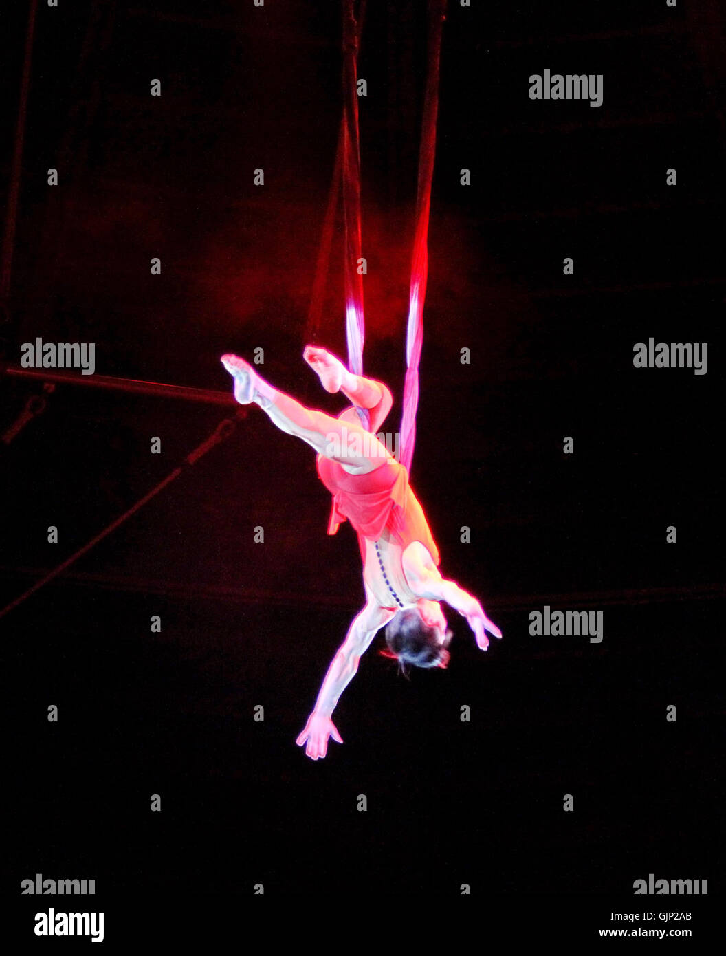 Circus trapeze act hi-res stock photography and images - Alamy