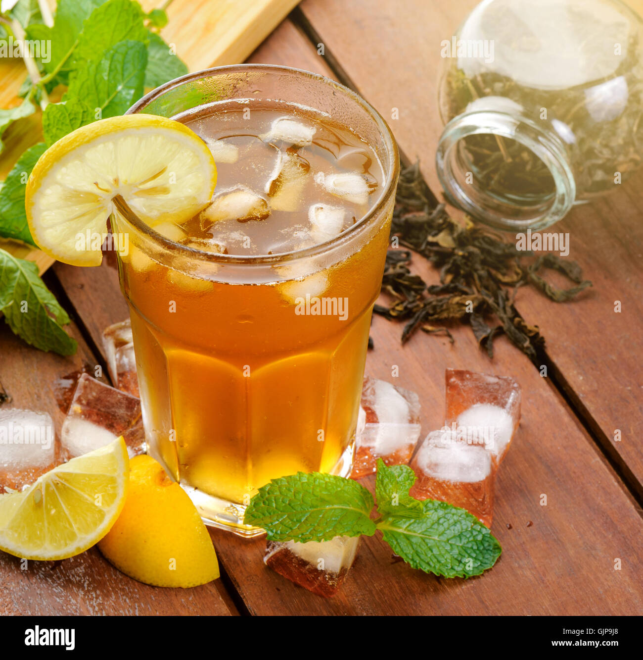 iced lemon tea with sliced lemon Stock Photo - Alamy