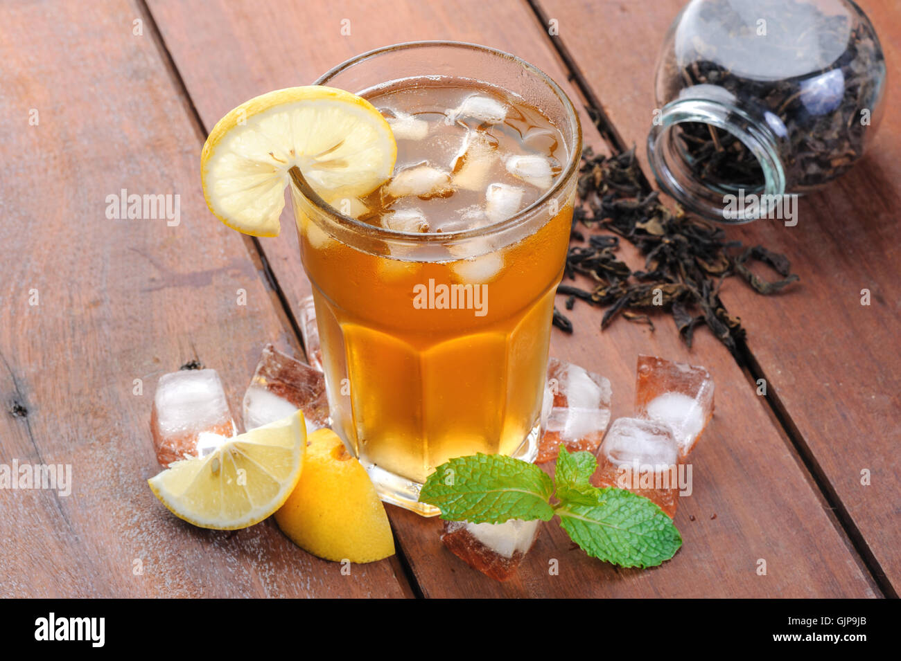 iced lemon tea with sliced lemon Stock Photo - Alamy