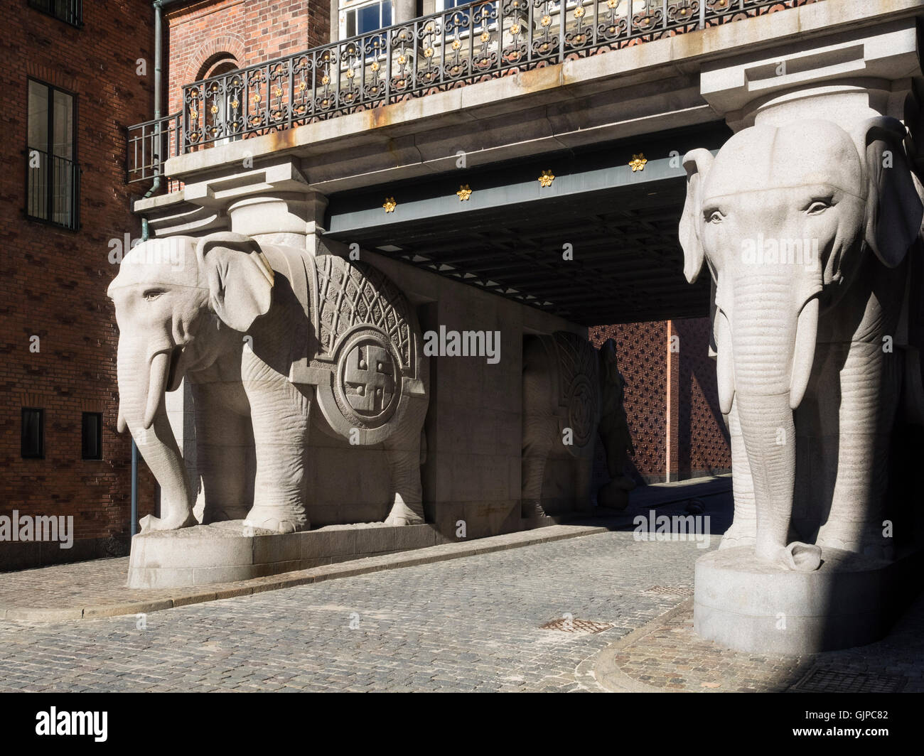 Close up elephant sculpture hi-res stock photography and images - Alamy