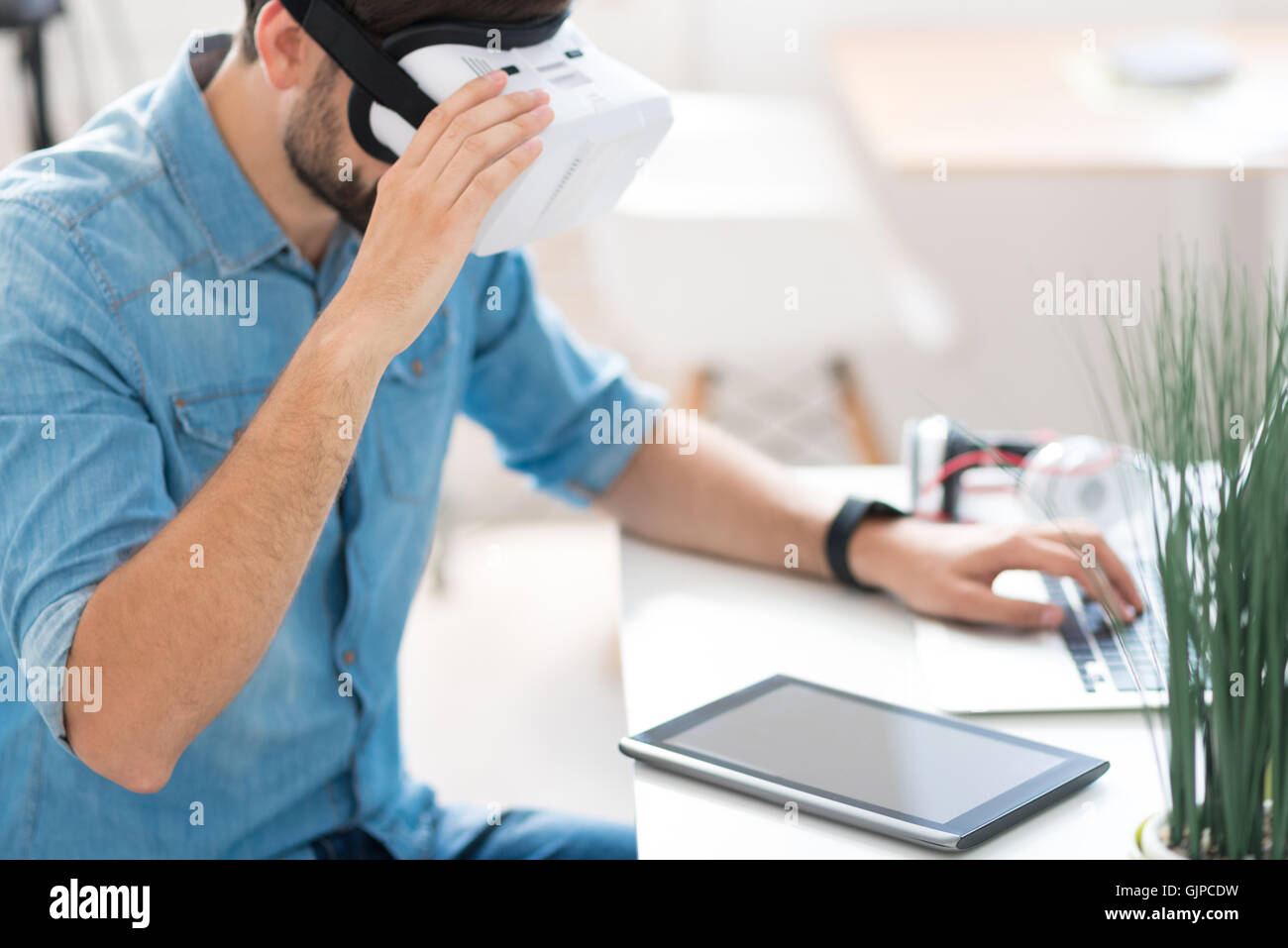 Man using tablet virtual hi-res stock photography and images - Alamy