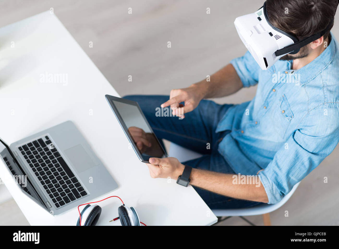 Man using tablet virtual hi-res stock photography and images - Alamy