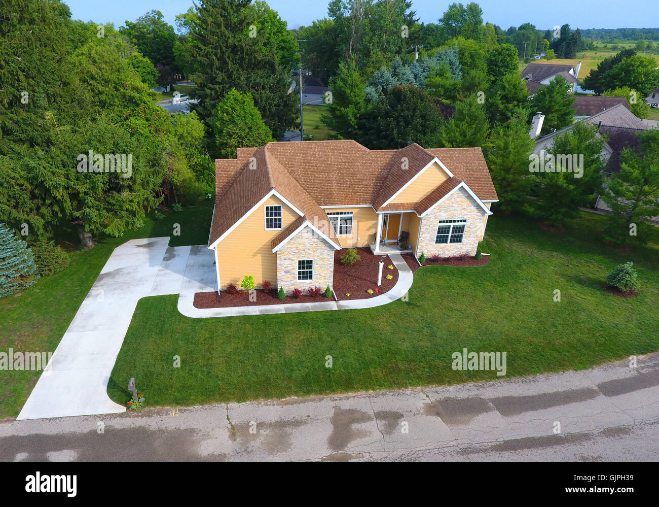 Middle class neighborhood hi-res stock photography and images - Alamy