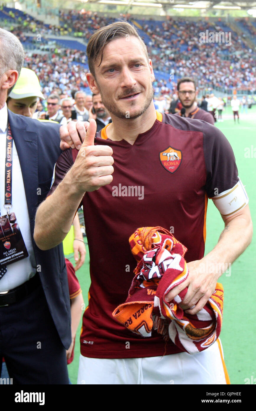Francesco Totti makes his 600th appearance for Roma in a match versus ...
