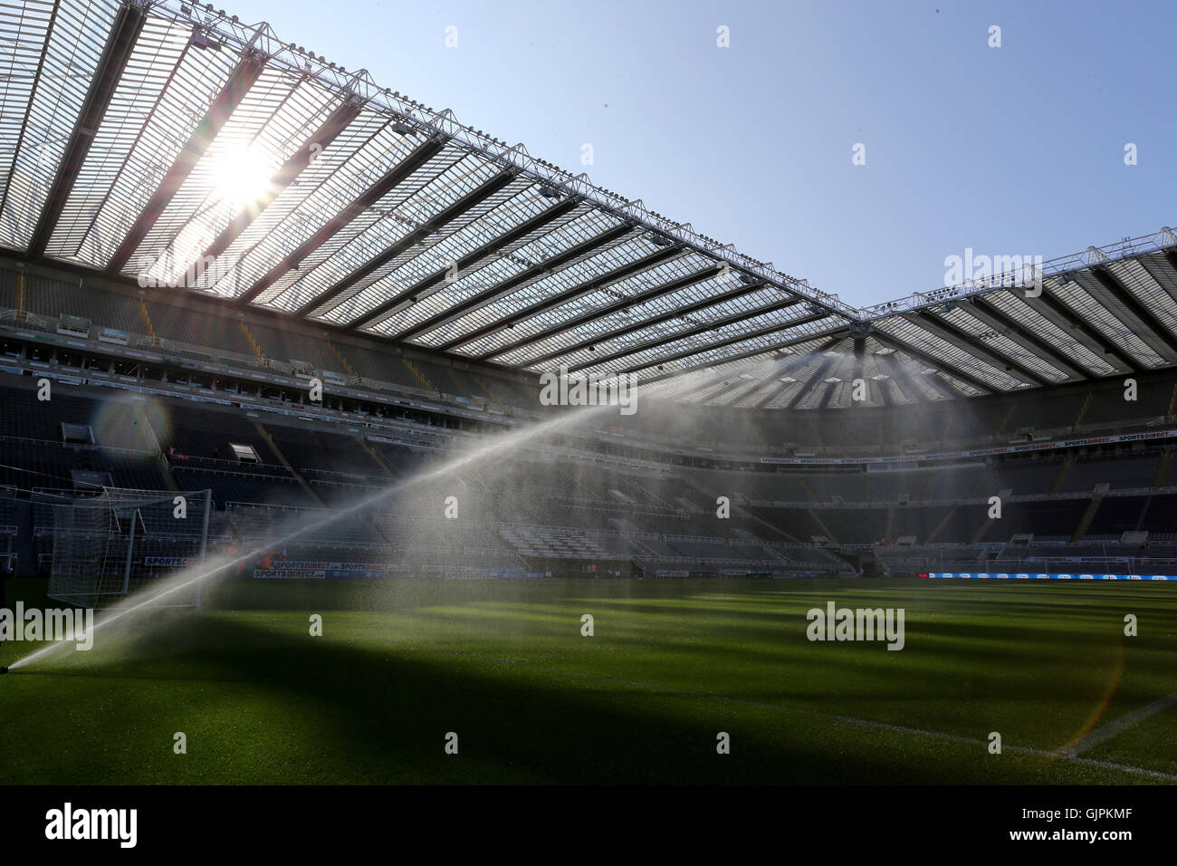 Sprinklers watering pitch st james park hi-res stock photography and ...