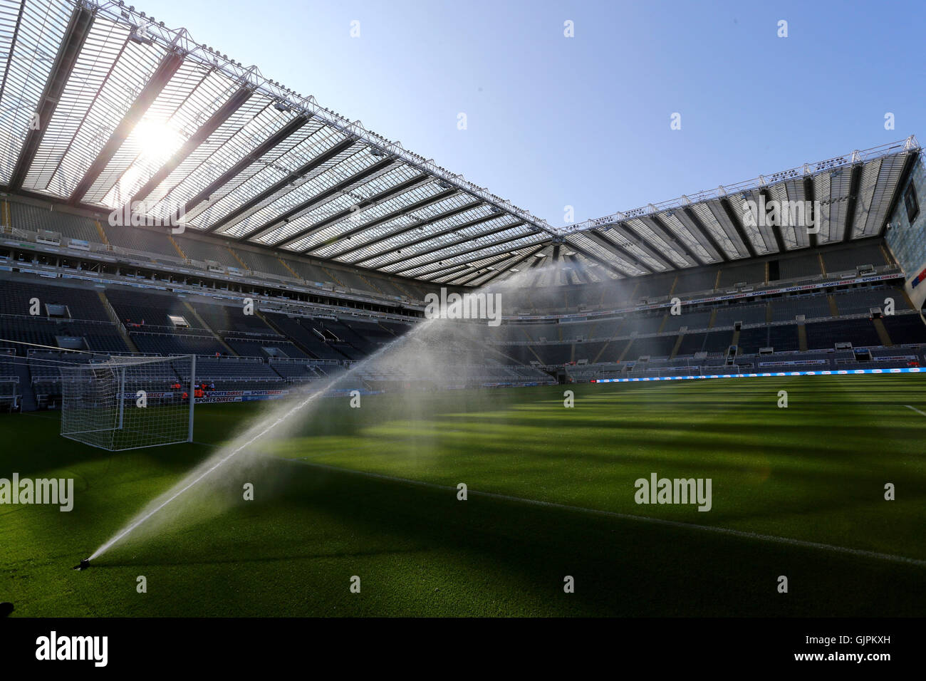 Pitch watering hi-res stock photography and images - Alamy