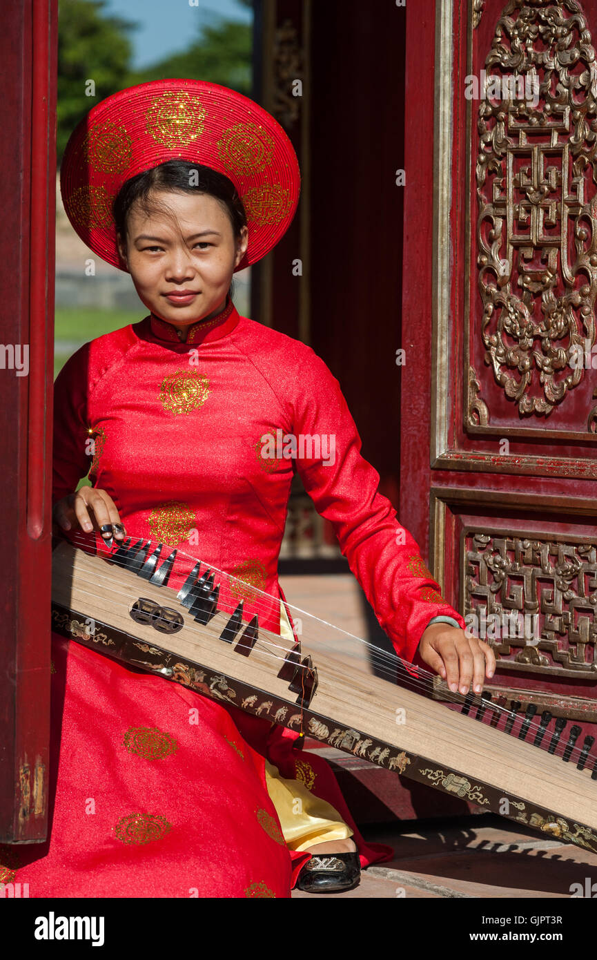 Vietnam hue traditional dress hi-res stock photography and images - Alamy