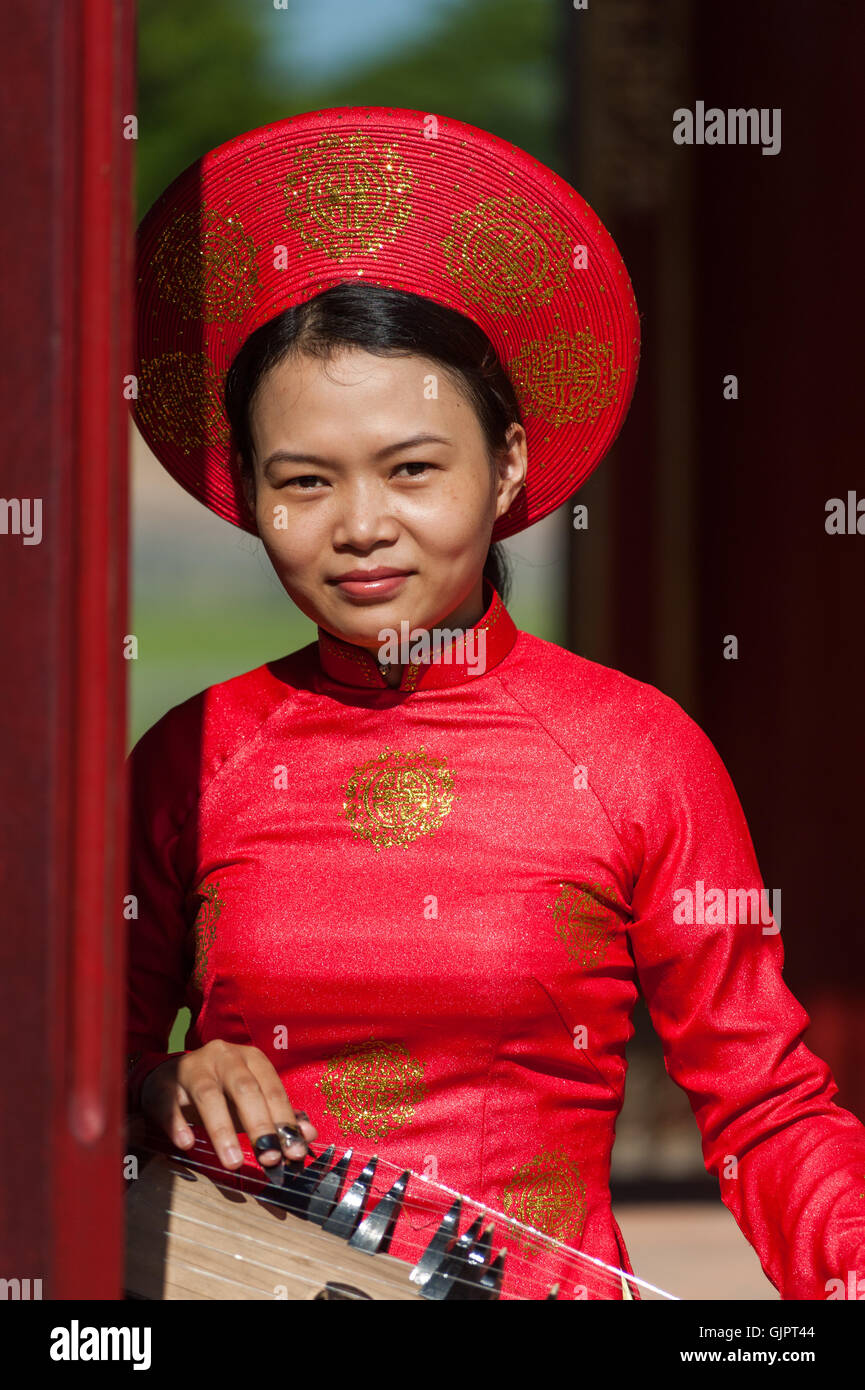 Vietnam hue traditional dress High Resolution Stock Photography and ...